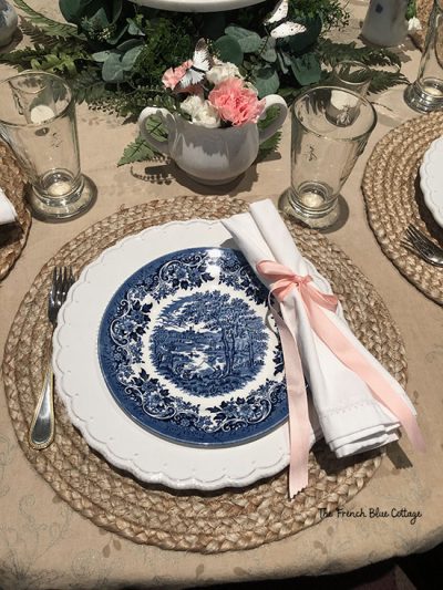 How to Decorate a Round Table