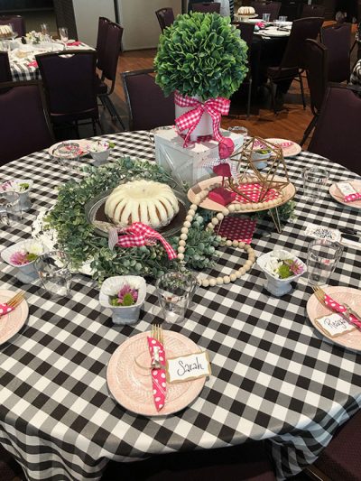 How to Decorate a Round Table